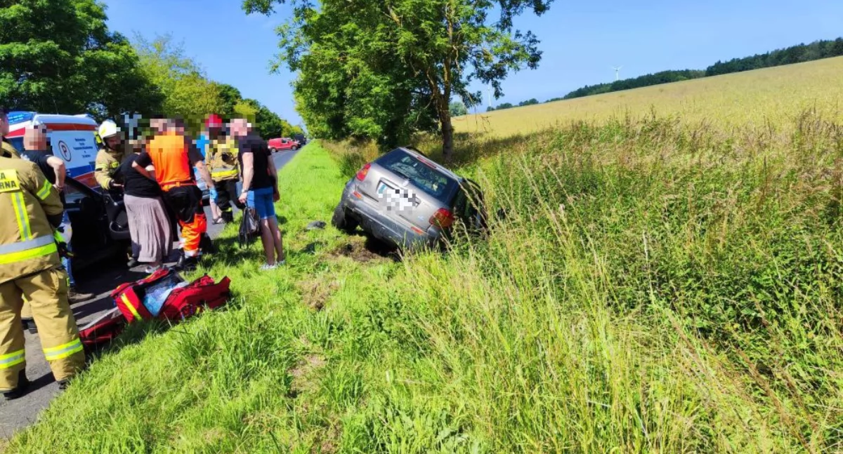 Wjechał w koleiny i wypadł z drogi. Dwie osoby poszkodowane, jedna ...