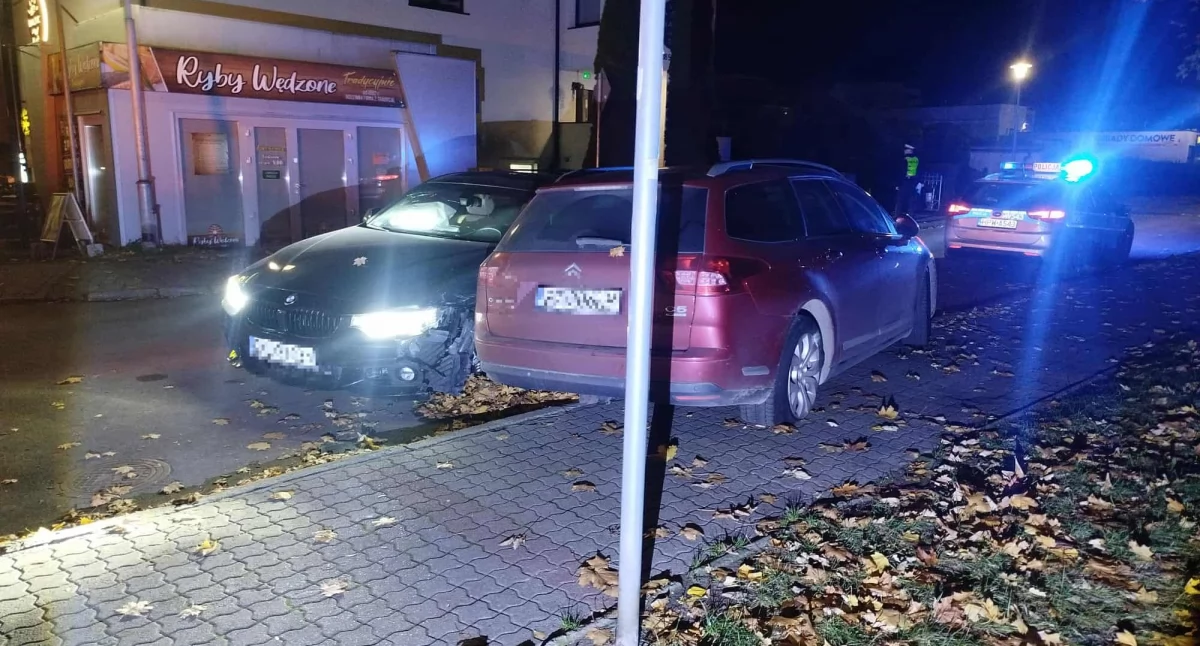 Samochód sam powiadomił policję o kolizji. Kierowca był po alkoholu i ...