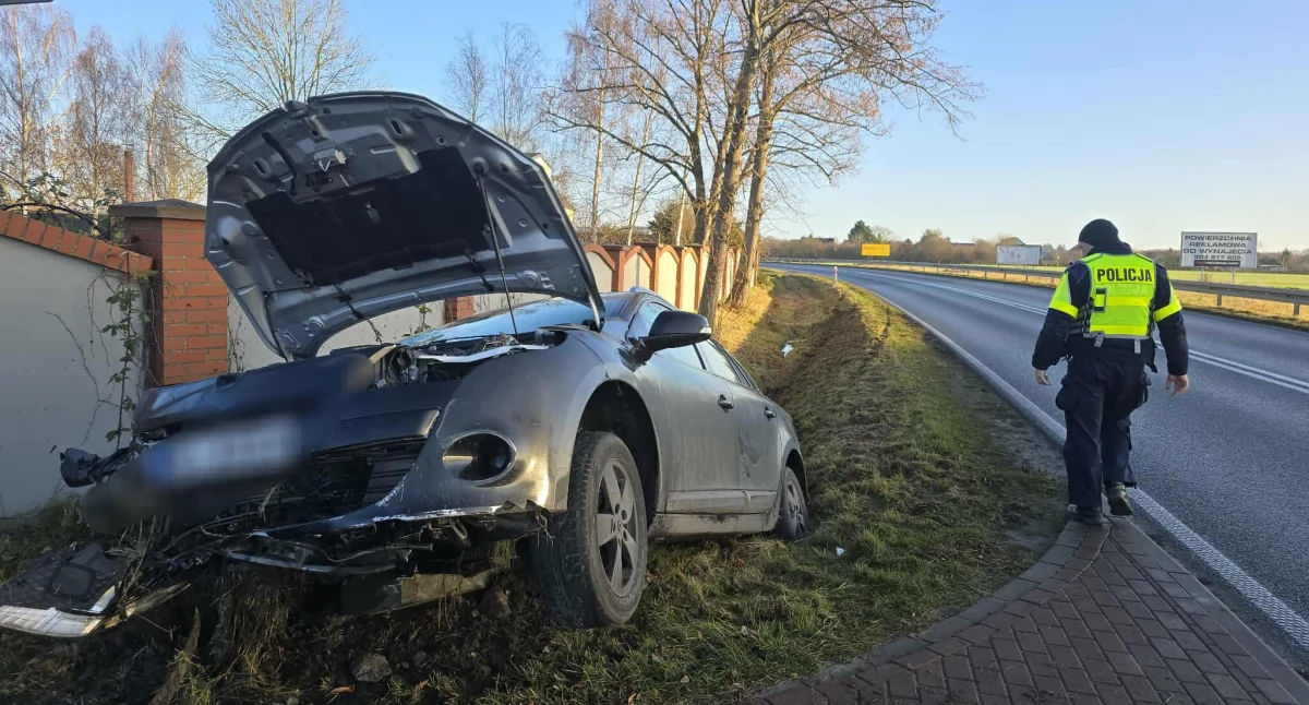 Samochód wypadł z drogi. Policja ustala kto go prowadził - wiadomości